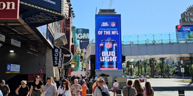 Spotlight Outdoor Ads: Why Street Billboard Ads Are Better Than Taxi ...